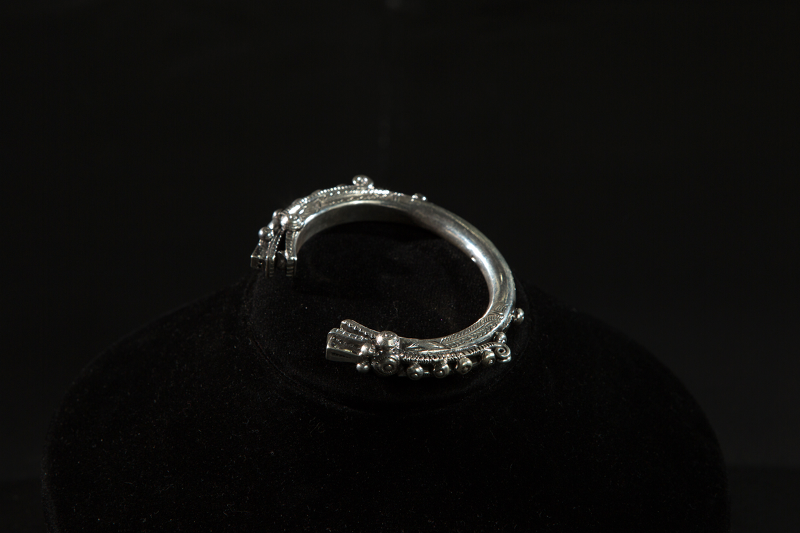 กำไลรูปมังกรขดตัว - sacit Archive